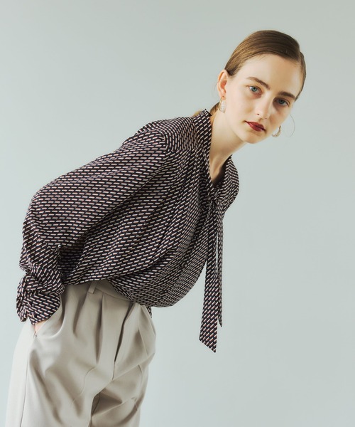 YECCA VECCA（イェッカヴェッカ）の「ジオメ柄ボウタイブラウス（シャツ/ブラウス）」 - WEAR