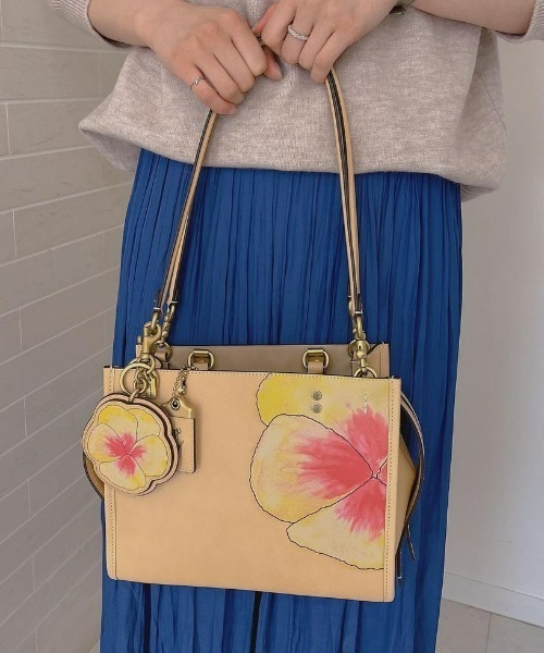COACH（コーチ）の「日本限定【COACH X Koki】バッグ チャーム オリジナル ナチュラル レザー（キーホルダー）」 - WEAR