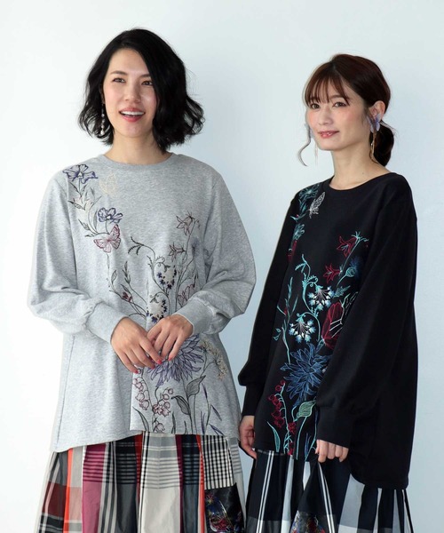 iS ScoLar（イズスカラー）の「523043：花刺繍裏毛プルオーバー（スウェット）」 - WEAR