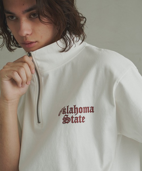 Revo.（レボ）の「Revo. 度詰め 10/-OE 天竺 ワンポイント オールドイングリッシュロゴ ハーフジップ Tシャツ/ルーズシルエット（Tシャツ/カットソー）」 - WEAR