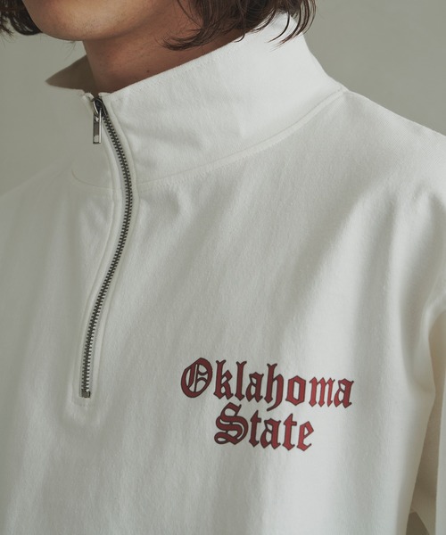 Revo.（レボ）の「Revo. 度詰め 10/-OE 天竺 ワンポイント オールドイングリッシュロゴ ハーフジップ Tシャツ/ルーズシルエット（Tシャツ/カットソー）」 - WEAR