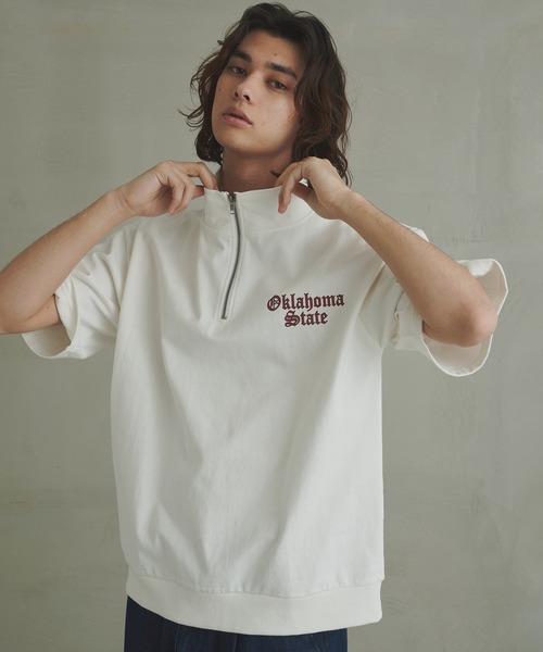 Revo.（レボ）の「Revo. 度詰め 10/-OE 天竺 ワンポイント オールドイングリッシュロゴ ハーフジップ Tシャツ/ルーズシルエット（Tシャツ/カットソー）」 - WEAR