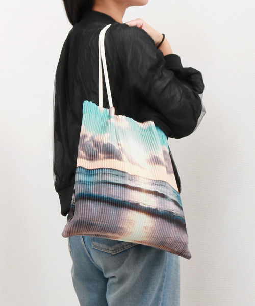 cache cache（カシュ カシュ）の「カシュカシュ cachecache / インクジェットプリーツトート（トートバッグ）」 - WEAR