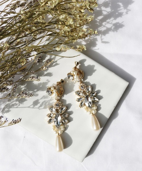 MAYGLOBE（メイグローブ）の「MAYGLOBE Veil / ビジューモチーフしずくxアクリルパールロングイヤリング（イヤリング）」 - WEAR