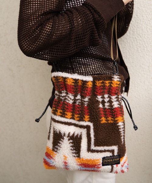 PENDLETON（ペンドルトン）の「∴【 PENDLETON / ペンドルトン 】 ボア素材 巾着型 ミニドローバッグ ショルダーバッグ BOA DRAWBAG（ショルダーバッグ）」 - WEAR