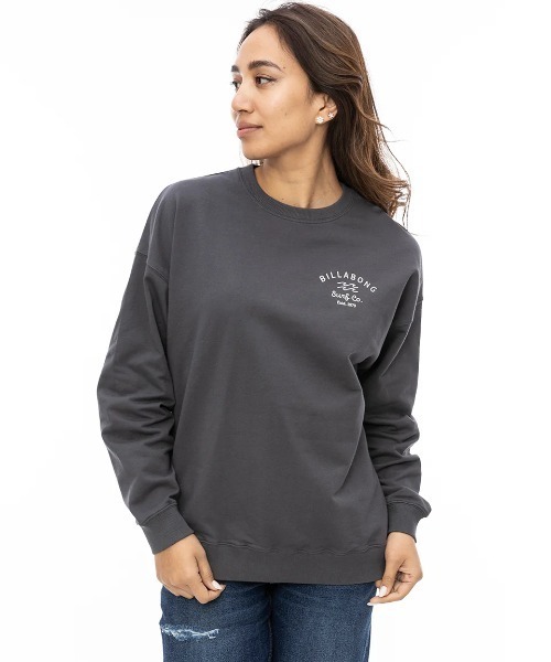 BILLABONG（ビラボン）の「BILLABONG レディース SOFT CLEAN ARCH LOGO トレーナー 【2024年秋冬モデル ...