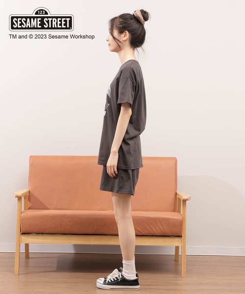 Hi! ONLINE STORE（ハイオンラインストア）の「【SESAME STREET】エルモと仲間たち ヴィンテージ プリント Tシャツ ...