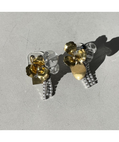 【musk】真鍮フラワー×パールビジューイヤリング(MA)（イヤリング）｜tone（トーン）のファッション通販 - ZOZOTOWN