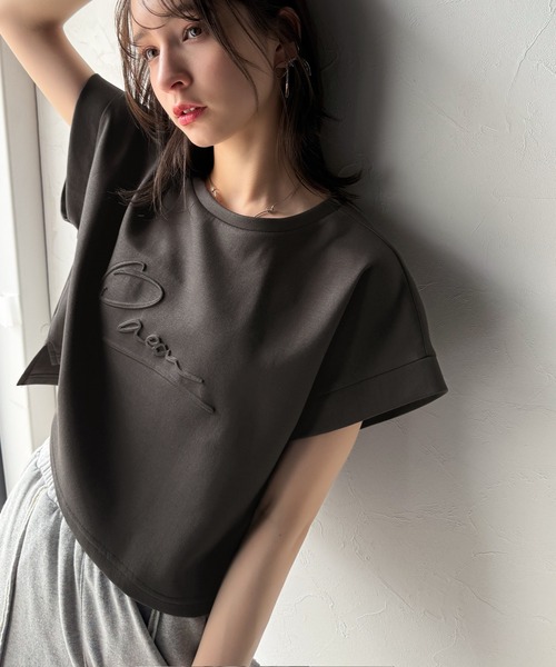 Java（ジャバ）の「《JaVaジャバコラボ》上品な大人の抜け感。フロントPAEANエンボス加工半袖Tシャツ（ロゴ）（Tシャツ/カットソー）」 - WEAR