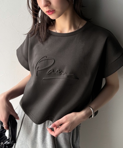 Java（ジャバ）の「《JaVaジャバコラボ》上品な大人の抜け感。フロントPAEANエンボス加工半袖Tシャツ（ロゴ）（Tシャツ/カットソー）」 - WEAR