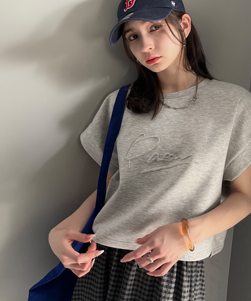 Java（ジャバ）の「《JaVaジャバコラボ》上品な大人の抜け感。フロントPAEANエンボス加工半袖Tシャツ（ロゴ）（Tシャツ/カットソー）」 - WEAR