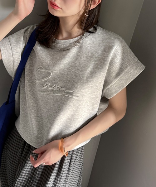 Java（ジャバ）の「《JaVaジャバコラボ》上品な大人の抜け感。フロントPAEANエンボス加工半袖Tシャツ（ロゴ）（Tシャツ/カットソー）」 - WEAR