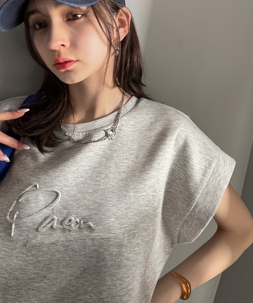 Java（ジャバ）の「《JaVaジャバコラボ》上品な大人の抜け感。フロントPAEANエンボス加工半袖Tシャツ（ロゴ）（Tシャツ/カットソー）」 - WEAR