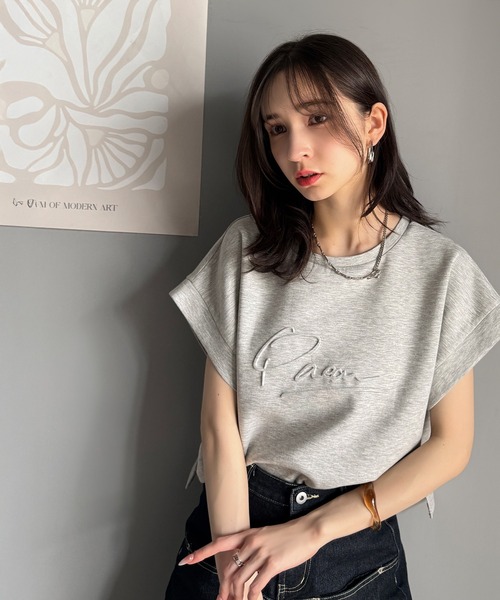 Java（ジャバ）の「《JaVaジャバコラボ》上品な大人の抜け感。フロントPAEANエンボス加工半袖Tシャツ（ロゴ）（Tシャツ/カットソー）」 - WEAR