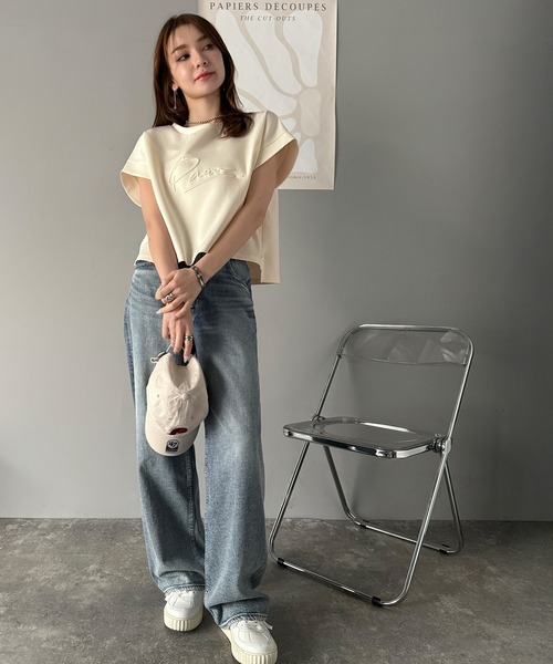 Java（ジャバ）の「《JaVaジャバコラボ》上品な大人の抜け感。フロントPAEANエンボス加工半袖Tシャツ（ロゴ）（Tシャツ/カットソー）」 - WEAR