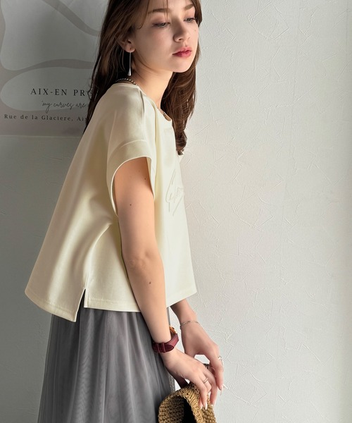 Java（ジャバ）の「《JaVaジャバコラボ》上品な大人の抜け感。フロントPAEANエンボス加工半袖Tシャツ（ロゴ）（Tシャツ/カットソー）」 - WEAR