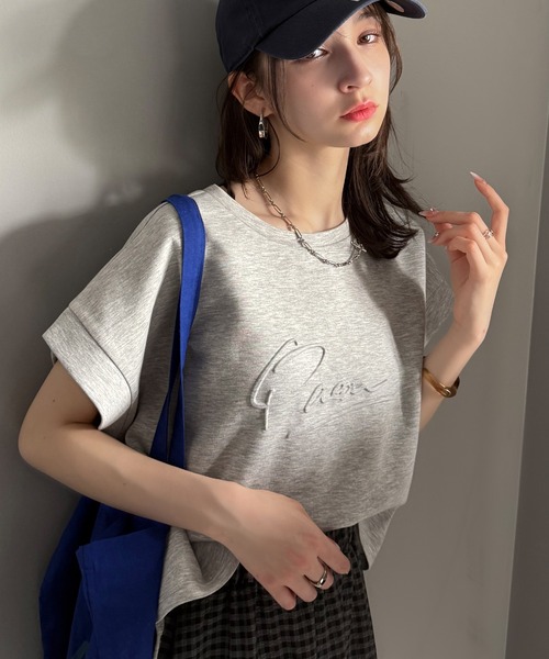 Java（ジャバ）の「《JaVaジャバコラボ》上品な大人の抜け感。フロントPAEANエンボス加工半袖Tシャツ（ロゴ）（Tシャツ/カットソー）」 - WEAR