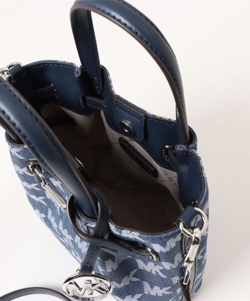 MICHAEL KORS（マイケルコース）の「CARSON NS クロスボディ スモール - MKシグネチャー（ショルダーバッグ）」 - WEAR