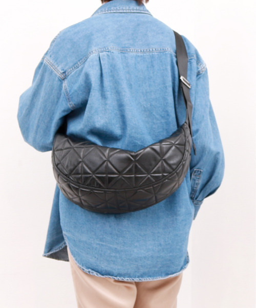 cache cache（カシュ カシュ）の「カシュカシュ cachecache / ソフト合皮キルティングハーフムーンショルダー（ショルダーバッグ）」 - WEAR