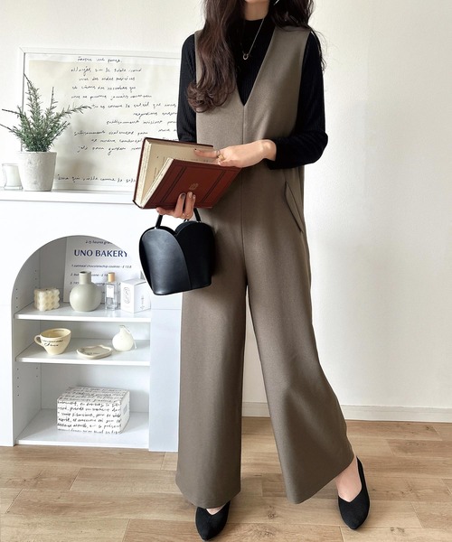 classicalelf（クラシカルエルフ）の「1枚でキマる私スタイル。フラップポケットVネックサロペット（サロペット/オーバーオール）」 - WEAR