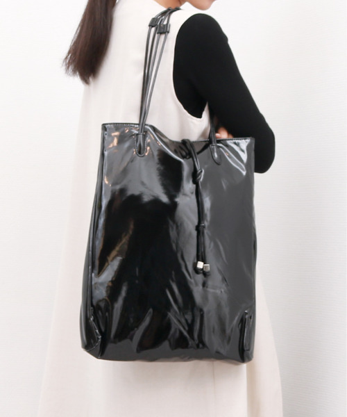 cache cache（カシュ カシュ）の「カシュカシュ cachecache / エナメル調結びハンドルA4サイズトート（トートバッグ）」 - WEAR