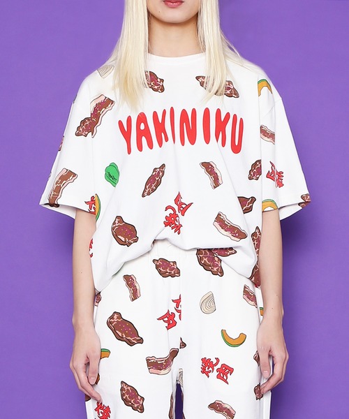 PUNYUS（プニュズ）の「フード総柄Tシャツ(ONIGIRI・YAKINIKU・NATTO）（Tシャツ/カットソー）」 - WEAR