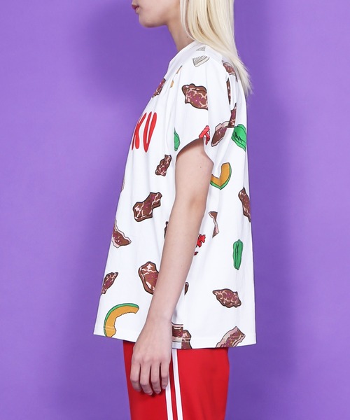 PUNYUS（プニュズ）の「フード総柄Tシャツ(ONIGIRI・YAKINIKU・NATTO）（Tシャツ/カットソー）」 - WEAR