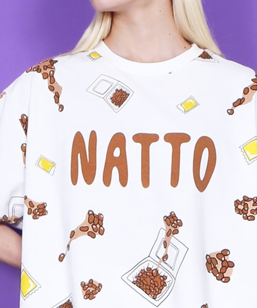 PUNYUS（プニュズ）の「フード総柄Tシャツ(ONIGIRI・YAKINIKU・NATTO）（Tシャツ/カットソー）」 - WEAR