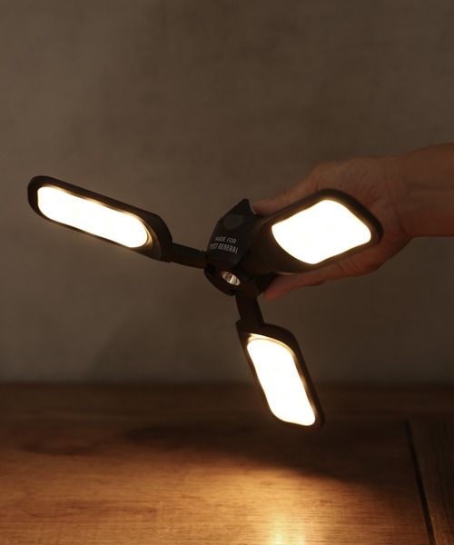 POST GENERAL（ポストジェネラル）の「POST GENERAL トリパネルソーラーチャージ LEDライト（アウトドアグッズ）」 - WEAR