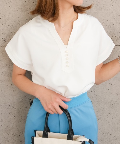 aquagarage（アクアガレージ）の「パール釦キーネックブラウス（シャツ/ブラウス）」 - WEAR