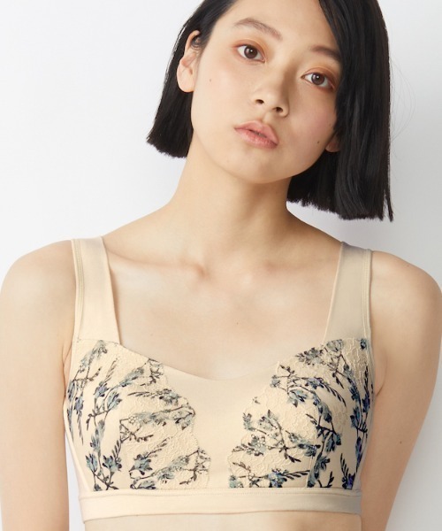 AMOSTYLE BY Triumph（アモスタイルバイトリンプ）の「【バストを引き上げ、寝た時のバストの横流れを押さえます】AMOSTYLEホールドナイトブラ ハーフトップ モダンフリージア ...