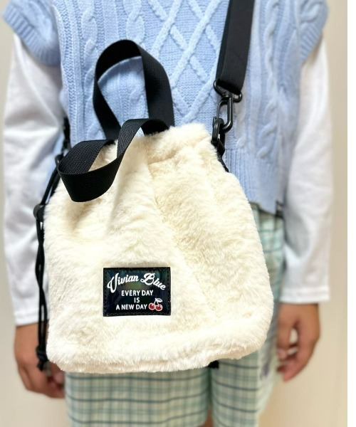 VIVIAN BLUE（ビビアンブルー）の「【VIVIAN BLUE】フェイクファー巾着ショルダー（ショルダーバッグ）」 - WEAR