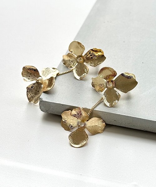 Thevon（ゼボン）の「【heilly】ダブルお花イヤリング（イヤリング）」 - WEAR