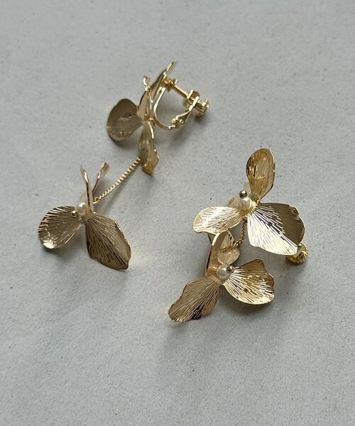 Thevon（ゼボン）の「【heilly】ダブルお花イヤリング（イヤリング）」 - WEAR
