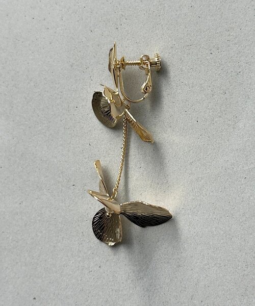 Thevon（ゼボン）の「【heilly】ダブルお花イヤリング（イヤリング）」 - WEAR