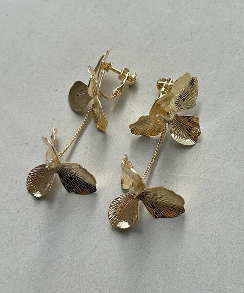 Thevon（ゼボン）の「【heilly】ダブルお花イヤリング（イヤリング）」 - WEAR