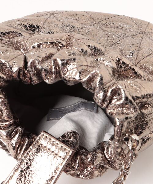 cache cache（カシュ カシュ）の「カシュカシュ cachecache / 口元ギャザーメタリックキルトミニショルダー（ショルダーバッグ）」 - WEAR