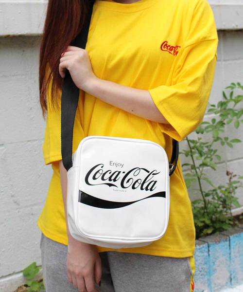 Coca Cola（コカコーラ）の「KOL ME BABY(コルミーベイビー）KOL ME BABY コカ・コーラエナメルサコッシュ ...