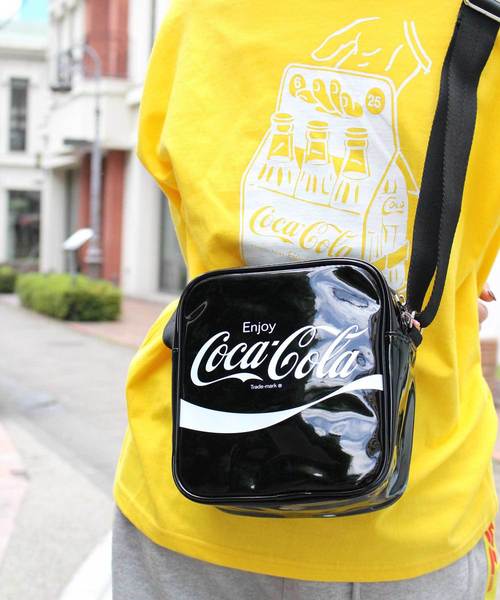 Coca Cola（コカコーラ）の「KOL ME BABY(コルミーベイビー）KOL ME BABY コカ・コーラエナメルサコッシュ ...