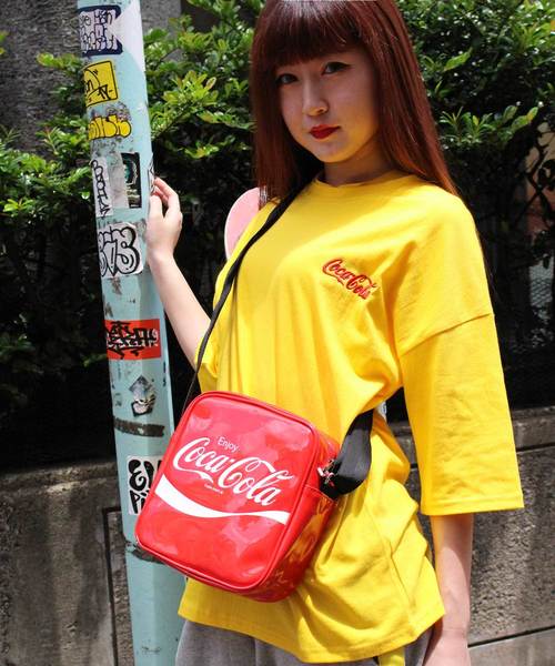 Coca Cola（コカコーラ）の「KOL ME BABY(コルミーベイビー）KOL ME BABY コカ・コーラエナメルサコッシュ ...