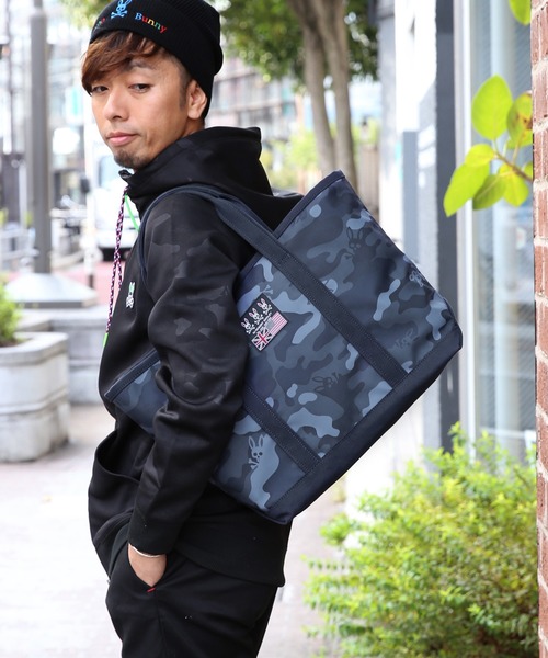 Psycho Bunny（サイコバニー）の「CAMO BUNNY TOTE BAG：カモバニー トートバック Mサイズ（トートバッグ）」 - WEAR