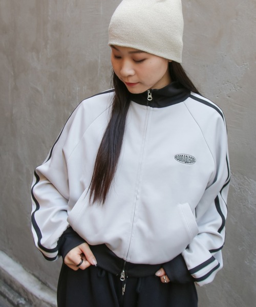 SPINNS（スピンズ）の「【10色展開】ワンポイント刺繍 ラインジャージ トラックジャケット（ジャージ）」 - WEAR