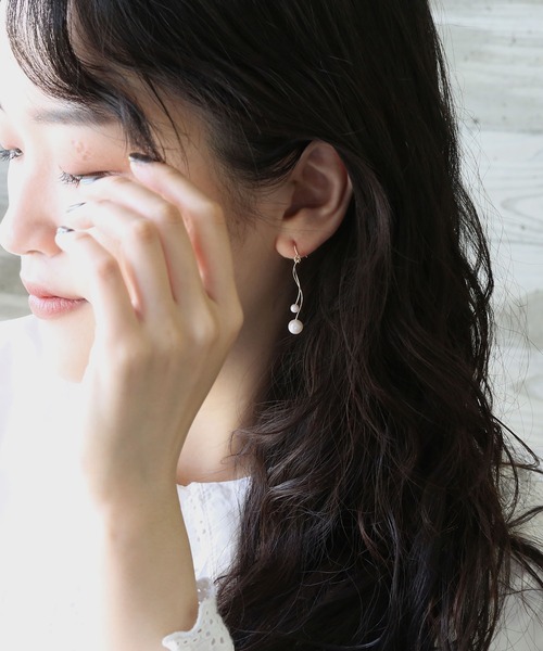 colleca la（コレカラ）の「[K14GF]パール×ウェーブラインピアス〈金属アレルギー対応〉（ピアス（両耳用））」 - WEAR