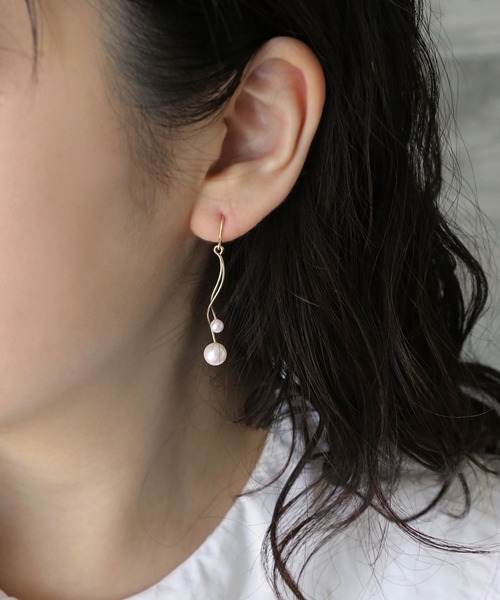 colleca la（コレカラ）の「[K14GF]パール×ウェーブラインピアス〈金属アレルギー対応〉（ピアス（両耳用））」 - WEAR