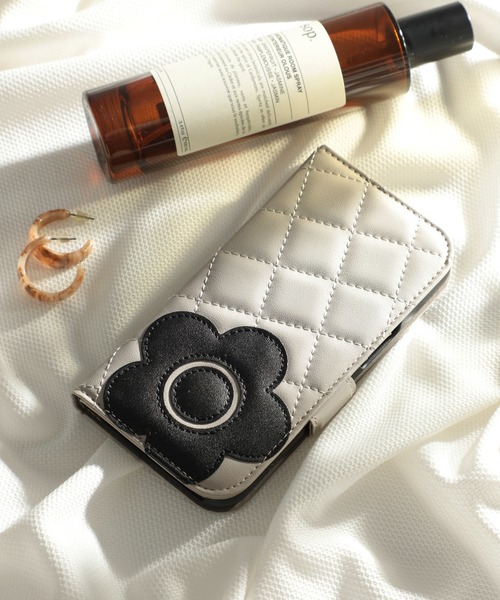 MARY QUANT（マリークヮント）の「【MARY QUANT】キルトレザーブックタイプケース iPhone 15 / iPhone 14 / iPhone 13 兼用（スマホケース/カバー ...