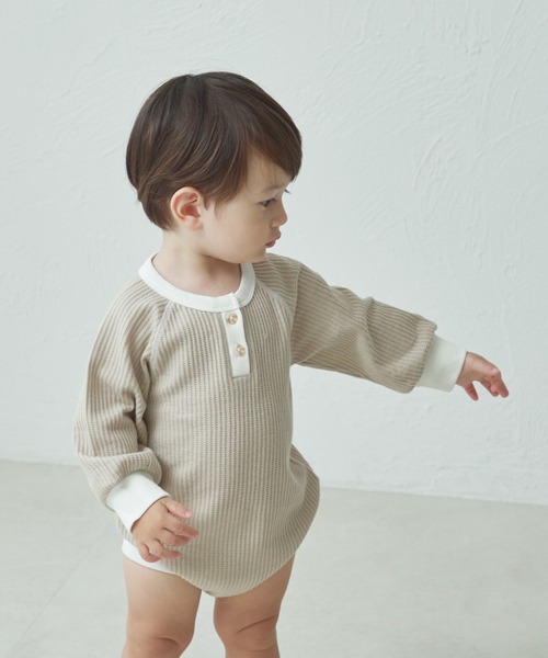 pairmanon（ペアマノン）の「ワッフル 配色ヘンリーネック ロンパース（ロンパース）」 - WEAR