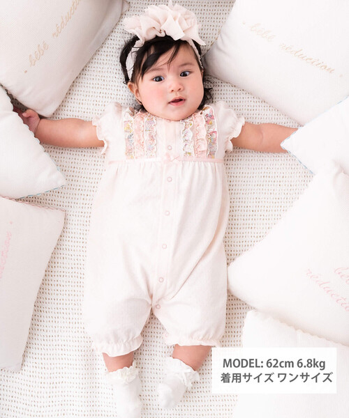 fillot de bebe reduction（フィヨデュベベルダクティオン）の「タック天竺リバティタナローンフリル2WAYオール(50~75cm)（ロンパース）」 - WEAR