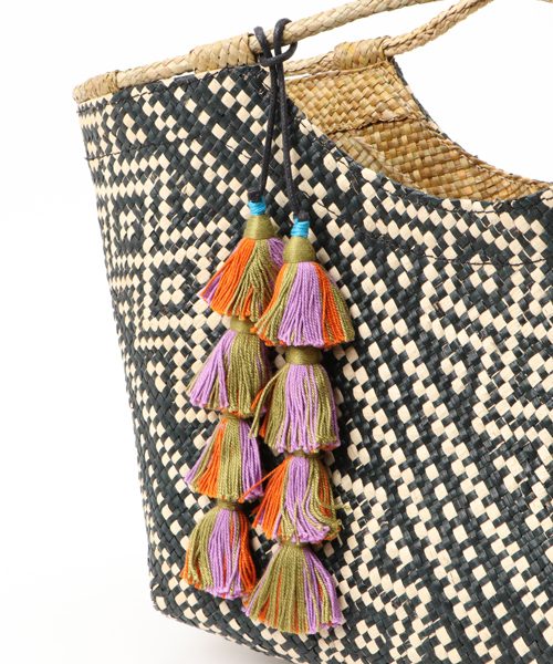 Banago（バナゴ）の「Banago:ブラック&ホワイトタッセルバッグ（かごバッグ）」 - WEAR