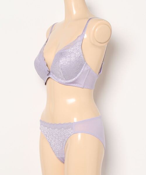 AMOSTYLE BY Triumph（アモスタイルバイトリンプ）の「【シリーズ累計120万枚突破！※ラクしてボリュームアップするブラ＆ショーツセット】デイジーレース 夢みるブラDeep V ...