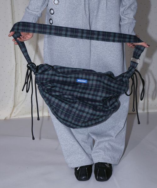 SEQUENZ（シークエンズ）の「＊新色追加【SEQUENZ（シークエンズ）】SHOULDER GATHER BAG / テック ショルダーバッグ 調節可能 ドローコード（ショルダーバッグ ...